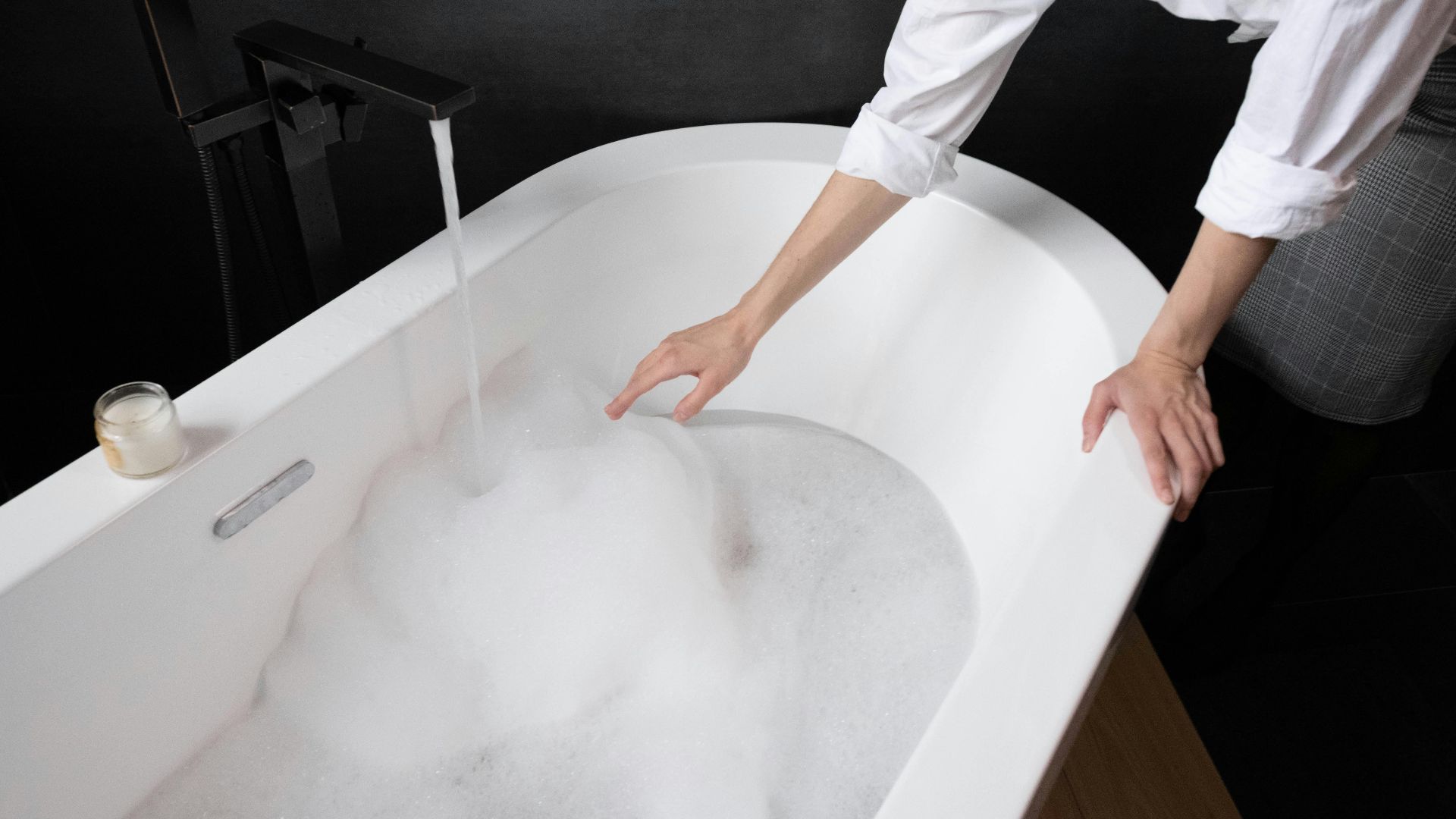 Hop In The Tub: 20 Reasons Bubble Baths Are So Beneficial - HealthByWealth