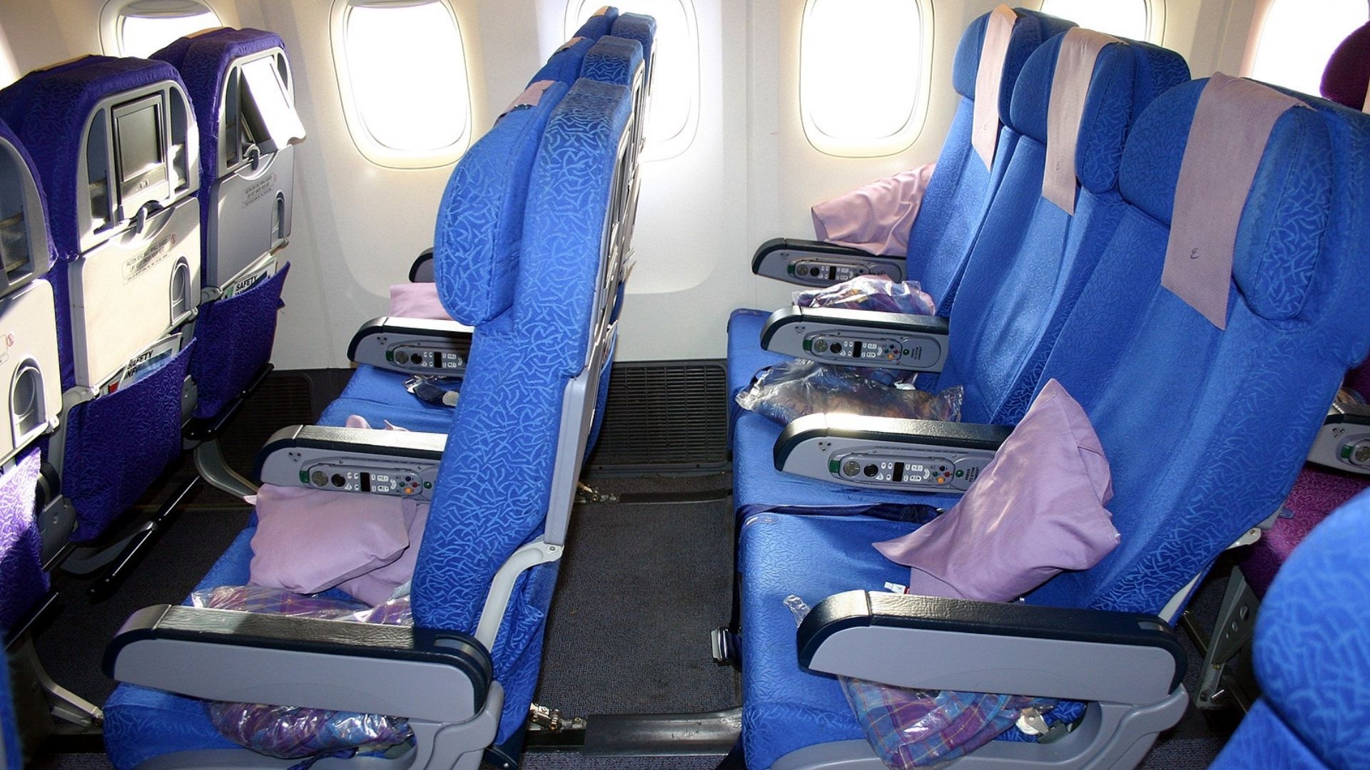 10 Airlines With The Worst Economy Class & 10 With The Best - RoughMaps