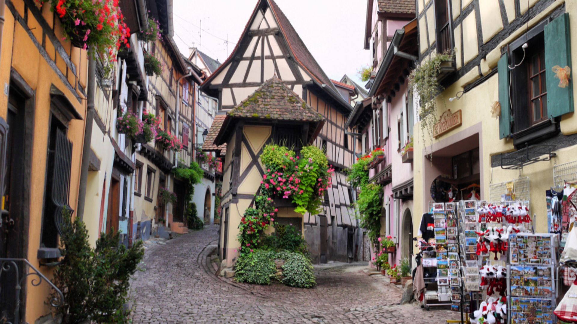 The 20 Loveliest Small Towns To Travel To Around The World - RoughMaps