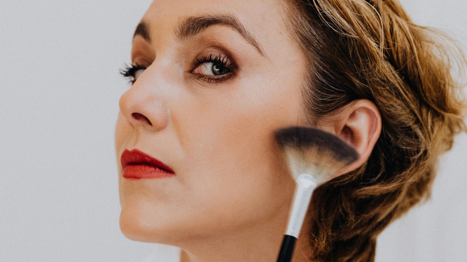 10 Makeup Mistakes That Are Aging You & 10 Tips to Look Younger ...