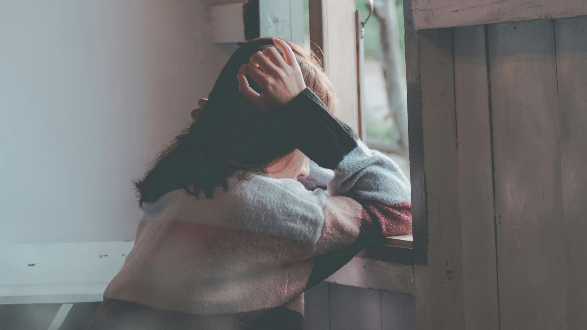 Doomscrolling: 10 Reasons You Can't Stop & 10 Ways to Break the Habit ...