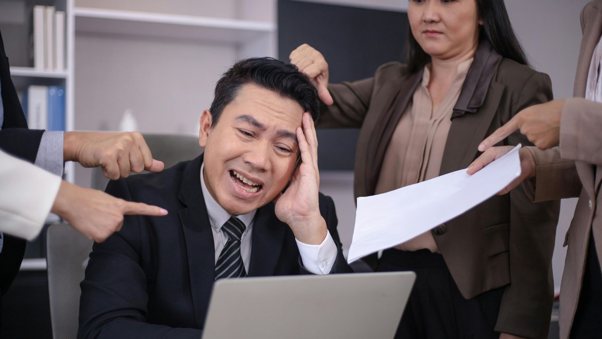 20 Annoying Habits That Make Your Coworkers Hate You - TheZenParent