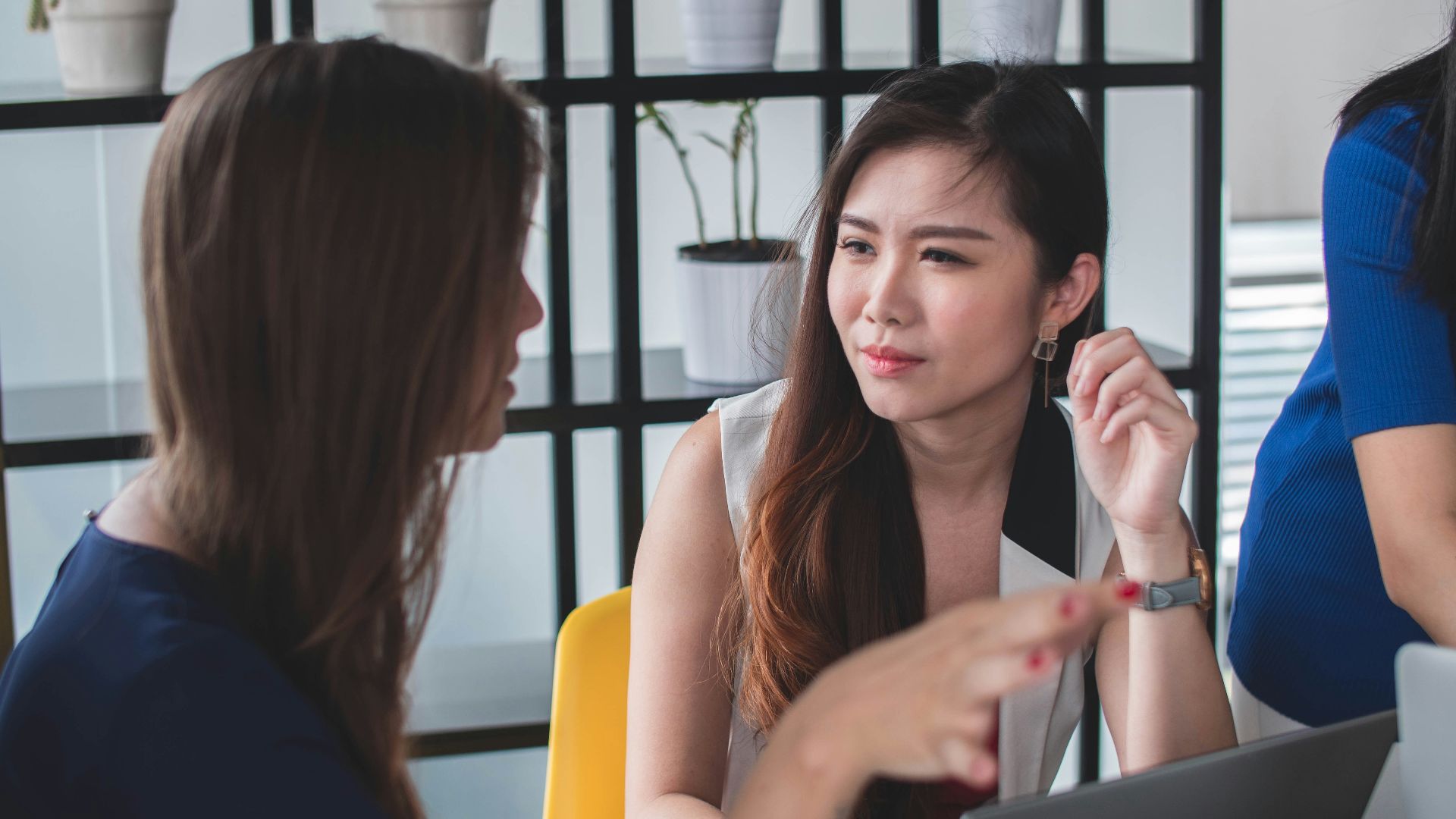 20 Annoying Habits That Make Your Coworkers Hate You - TheZenParent