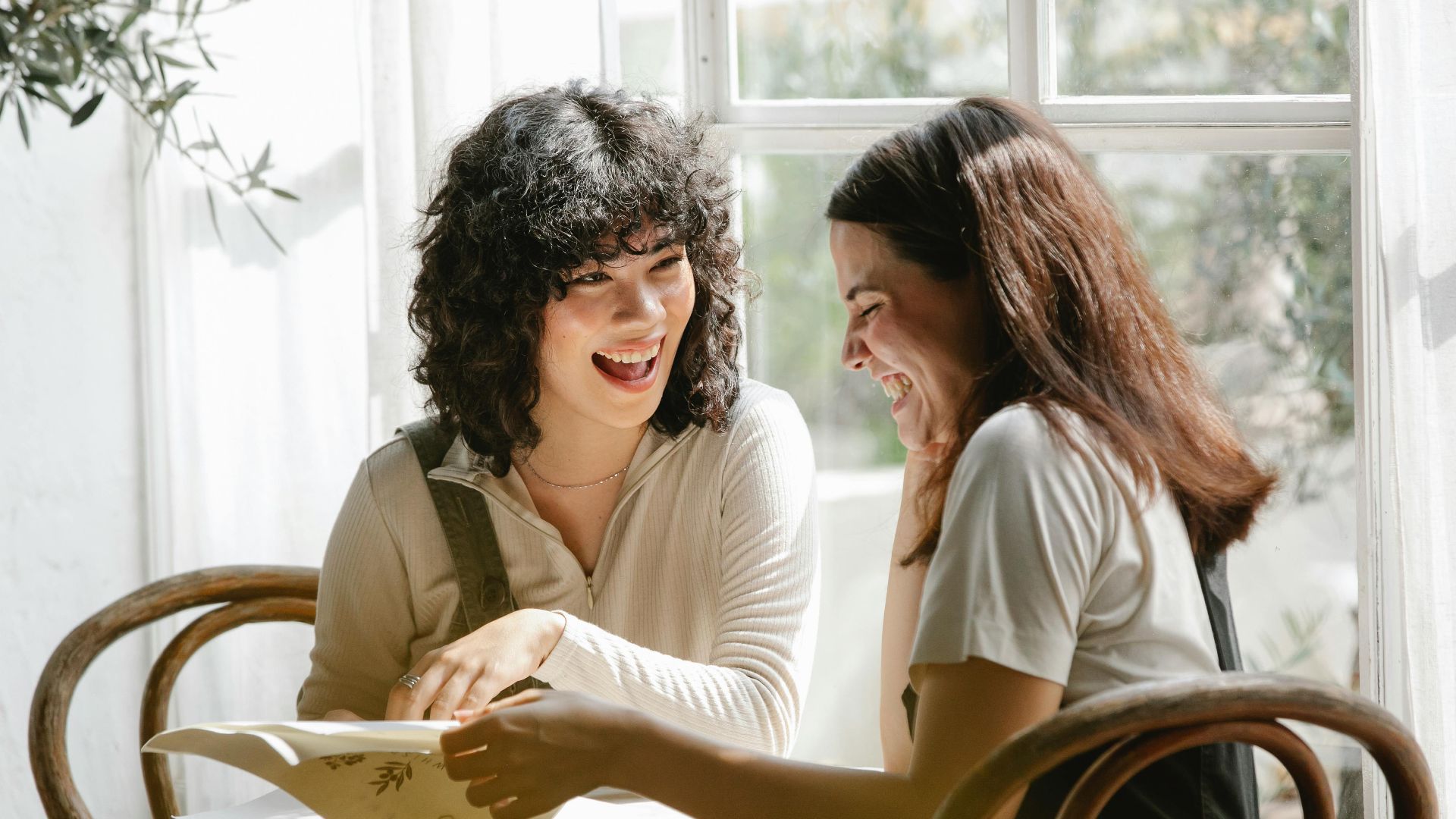 20 Hard Lessons Everyone Learns Through Friendship - TheZenParent